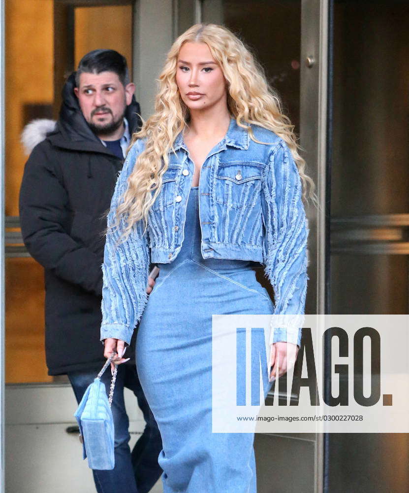 Iggy Azalea out in New York Singer Iggy Azalea leaves the Sony building ...