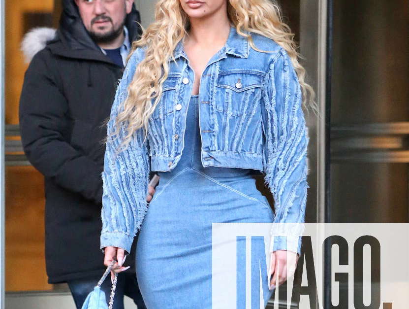 Iggy Azalea out in New York Singer Iggy Azalea leaves the Sony building ...