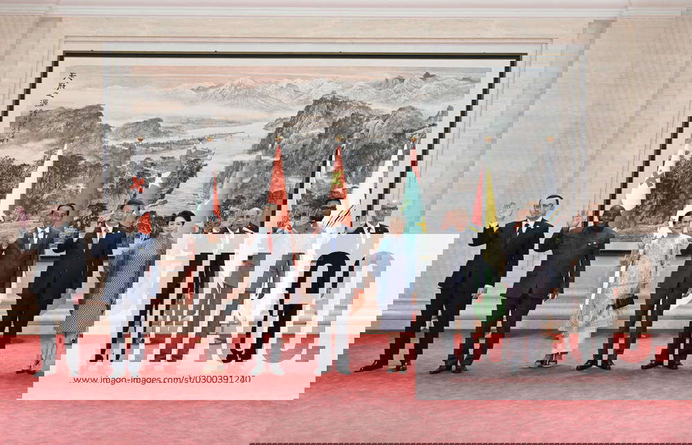 (230728) -- CHENGDU, July 28, 2023 -- Chinese President Xi Jinping and his wife Peng Liyuan pose