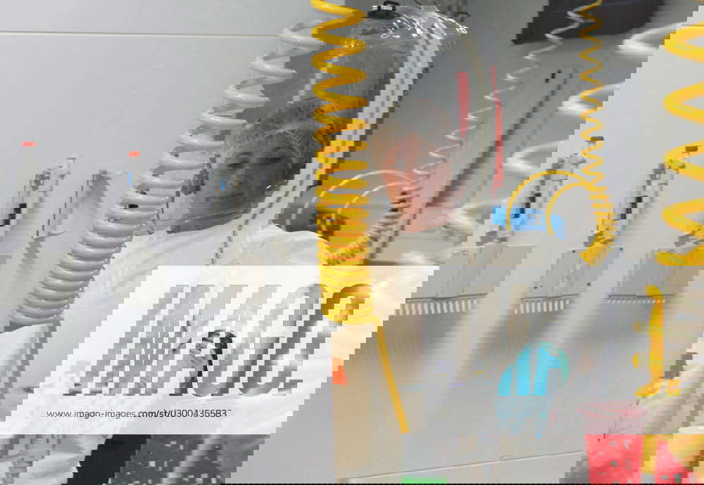 Valerie Pecresse visits the P4 laboratory in Lyon P4 laboratory scuba ...