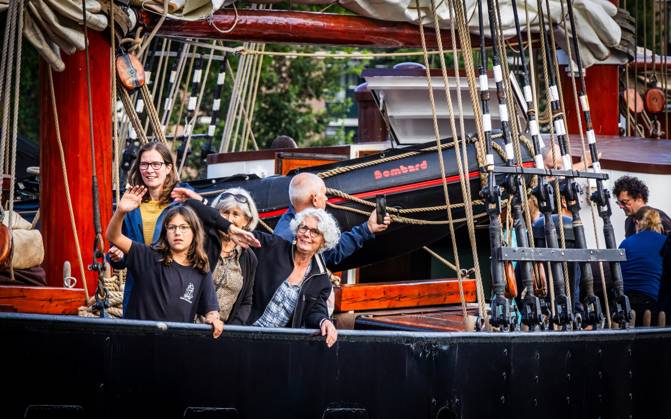 ROTTERDAM - The crew of the Oosterschelde is waved goodbye from the ...