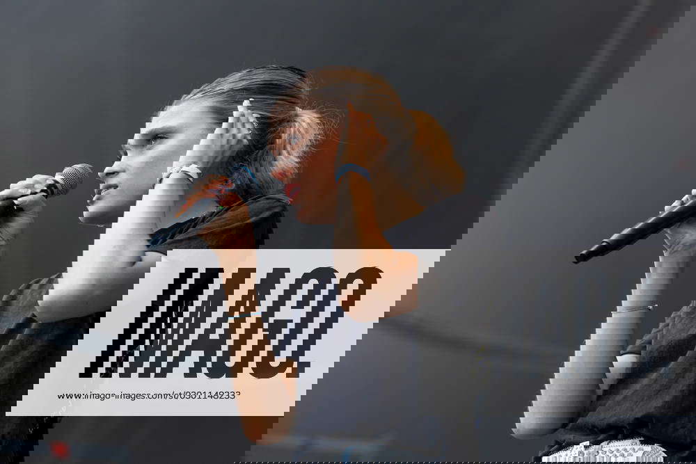 Singer ANAIS together with the Regensburg indie pop band BRUCKNER at ...