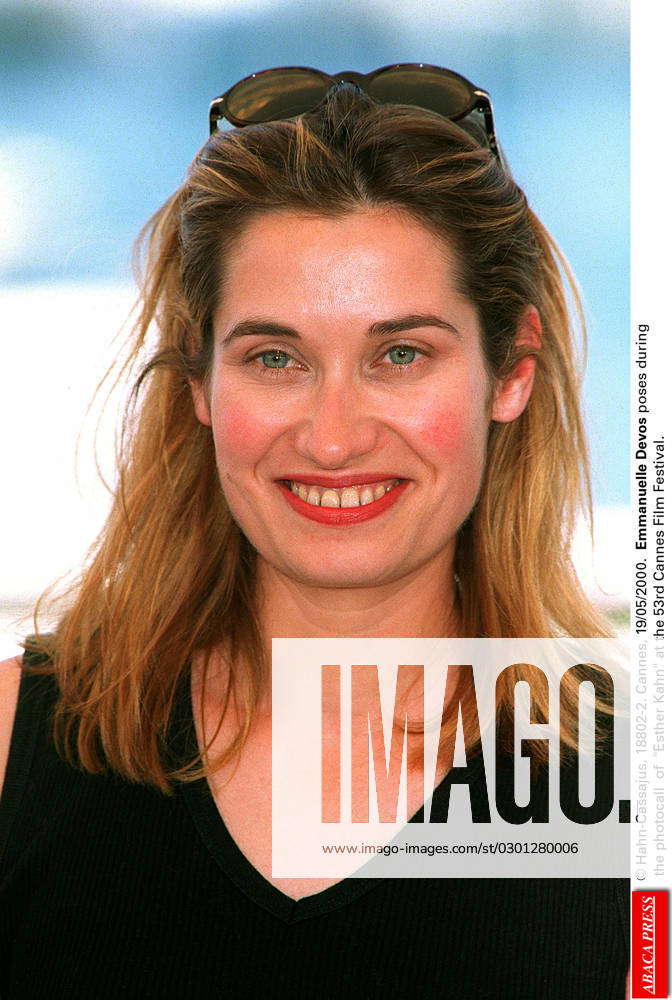 18802 02 Hahn-Cassajus. 18802-2. Cannes, 19 05 2000. Emmanuelle Devos poses during the photocall of