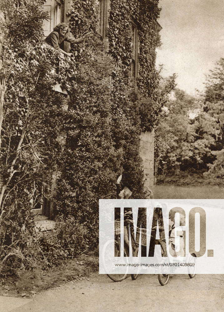 Daphne du Maurier and children at Menabilly, 1944 Author and playwright ...