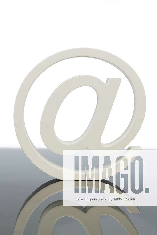 At-Zeichen, Symbol Internetadresse At-Zeichen, Symbolfoto für Emails ...