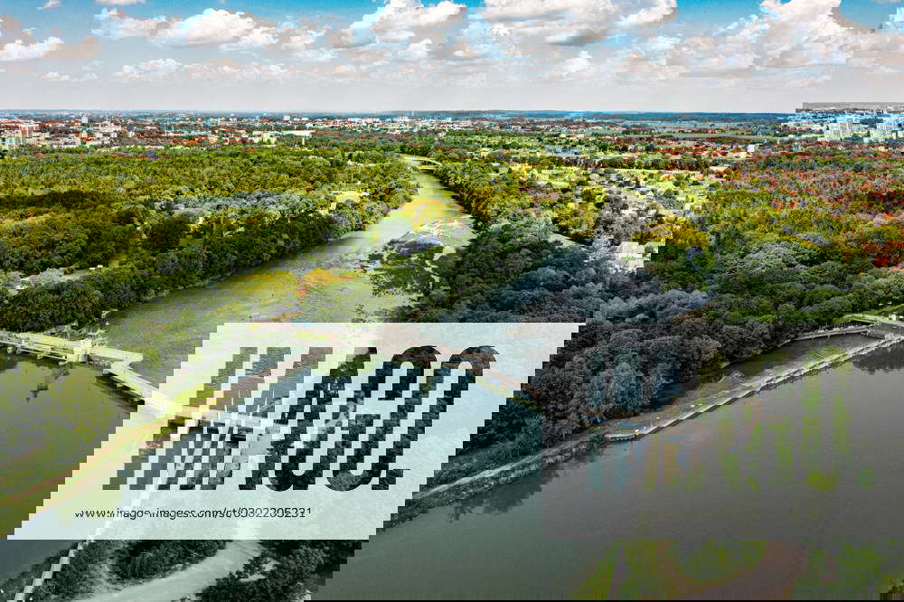 Luftaufnahme der Lechstaustufe Hochablaß am Kuhsee in Augsburg im ...