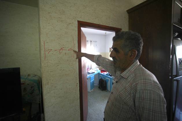 Israeli army forces take measurements of the house of the palestinian ...