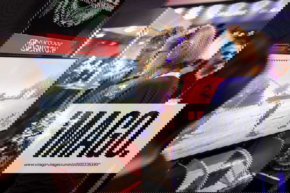 Federal Family Minister Lisa Paus plays the game Zelda on a Nintendo Switch as part of Gamescom in