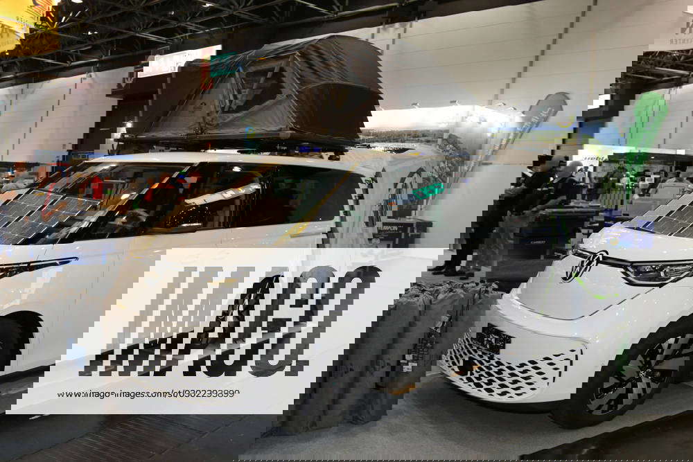 VW ID Buzz with Reimo Tent roof tent, Caravan Salon Düsseldorf 26 08 03 ...