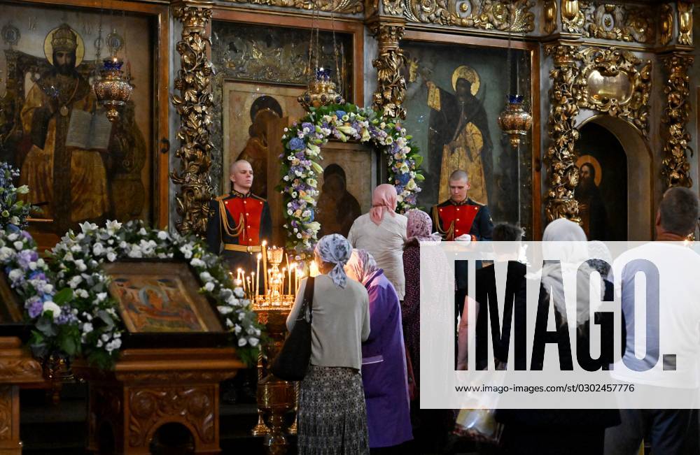 Russia Religion Icon 8506554 31 08 2023 Orthodox Believers Gather Near