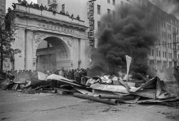 Moscow, Russia. Supporters of the Russian Parliament stand at the ...