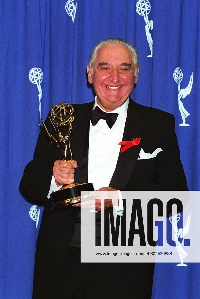 FYVUSH FINKEL American Actor (At the 46th Annual Primetime Emmy Awards ...