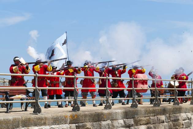 Swanage Pirate Festival The battle on the beach with the pirates ...