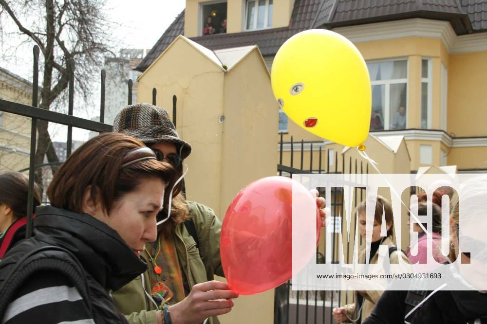 Political activists distribute the balloons symbolizing the arrested ...
