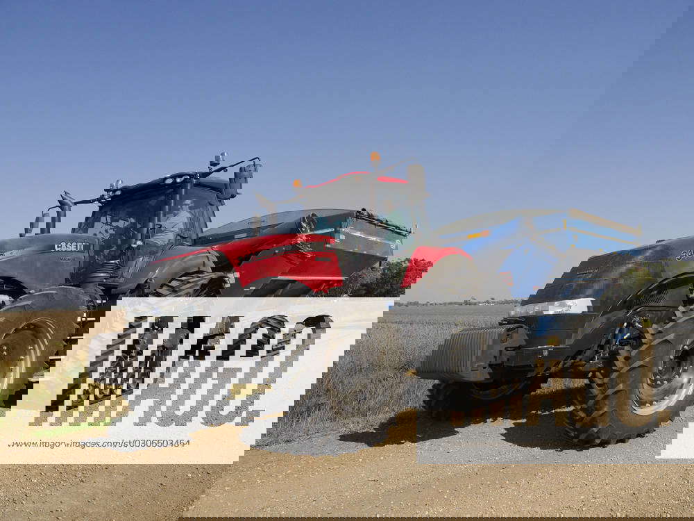 Salix, Iowa, USA: Folsom Family Farms of Hornick, Iowa combine a ...