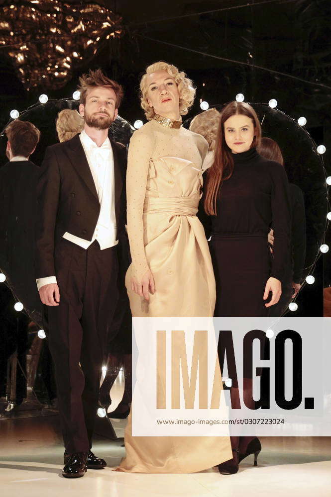 Jetse de Jong, Sven Ratzke and Johanna Asch at the photo rehearsal for ...