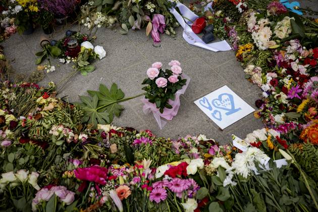 ROTTERDAM - Flowers for the home of Marlous and Romy, on the day that a ...