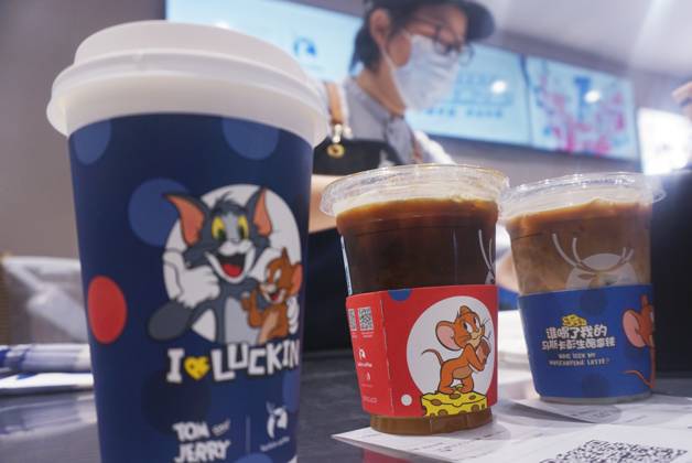 Luckin And Tom and Jerry Jointly Mascarpone Latte Coffee A staff member ...