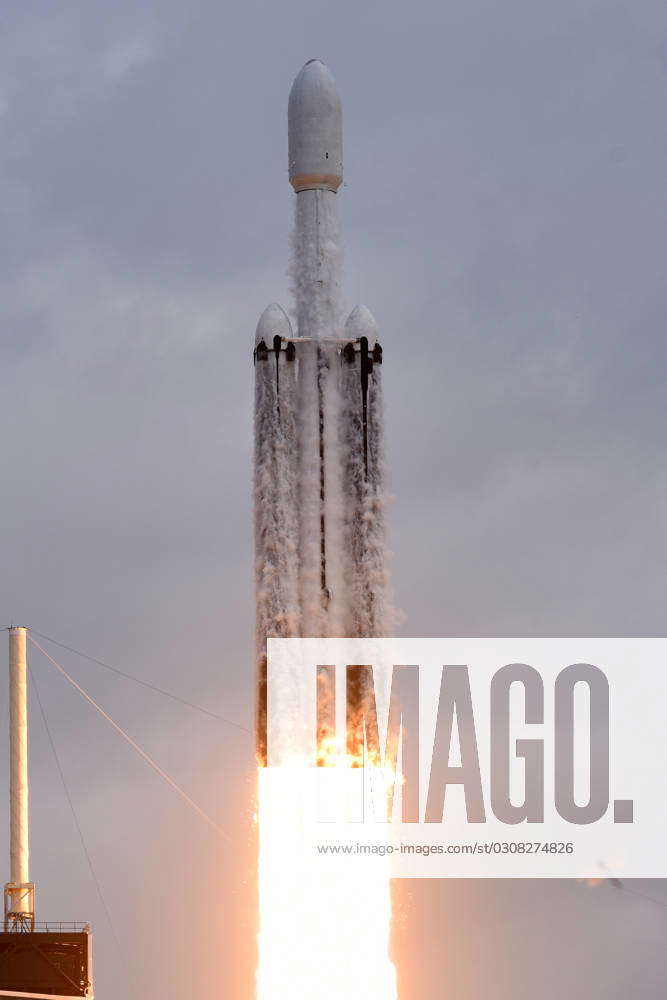 The SpaceX Falcon Heavy rocket launches NASA s PSYCHE satellite at 10: ...