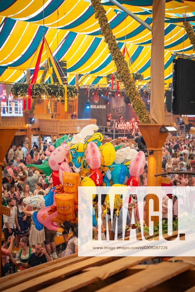 Beer tent full Betrunkener People, Canstatt Wasen, Stuttgart, Germany
