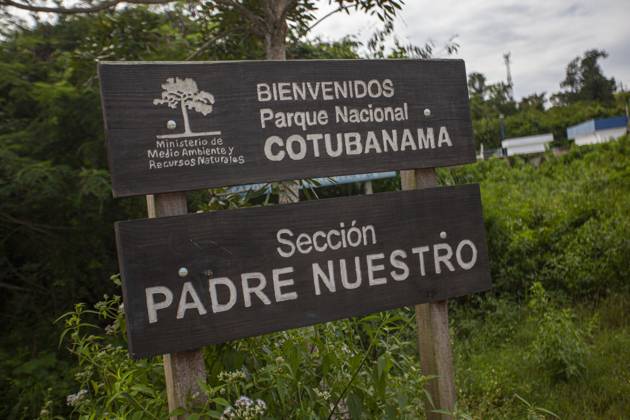 Sign saying the inscription: Bienvenidos Parque Nacional Cotubanama ...