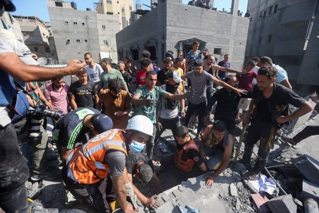 Palestinians search for survivors and the bodies of victims through the ...