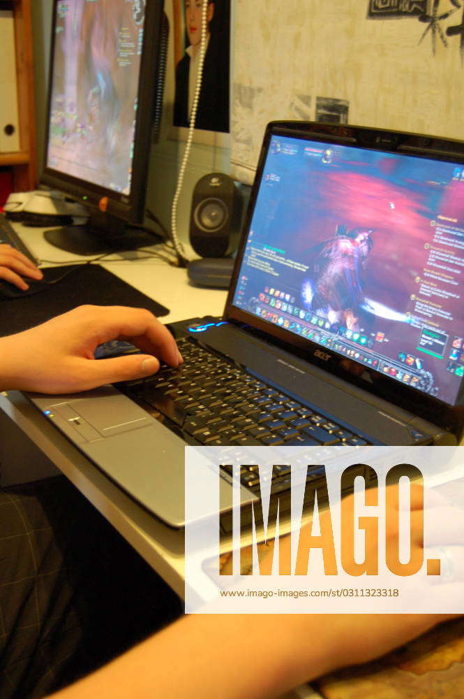 Playing games, 1015090, playing, computer, games hands, screen, boys, activity, online, net