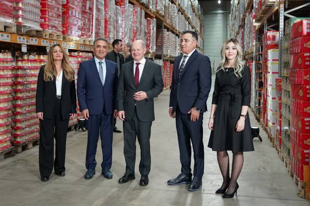 Federal Chancellor visits the food manufacturer Suntat Europe GmbH in ...