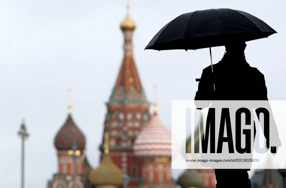 RUSSIA, MOSCOW - NOVEMBER 7, 2023: A woman walks in Moscow s Red Square ...
