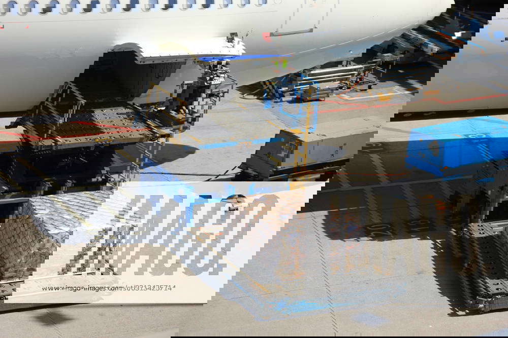Loading cargo on a plane , 23185500, airport, airport platform ...