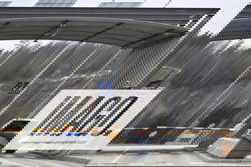 A car at the border between Russia and Finland at the Nuijamaa border ...