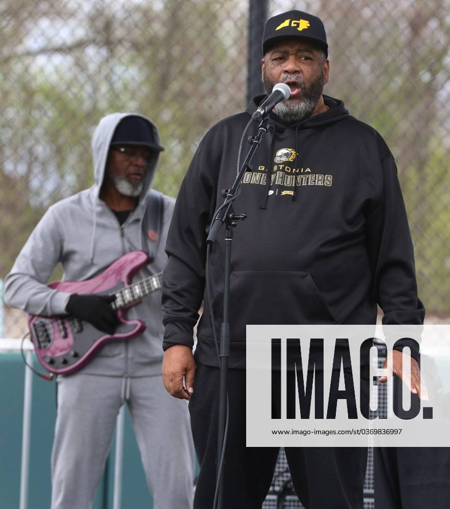 Syndication: Gaston Gazette Gastonia Mayor Walker Reid sings with Image ...