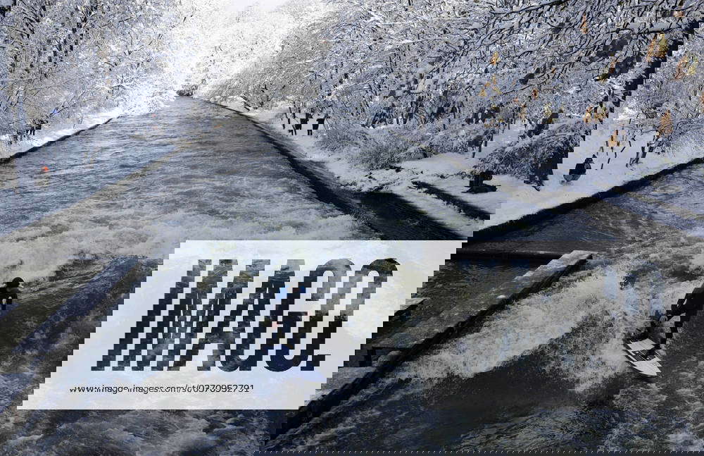 snow impressions in Munich, in the picture surfers at the