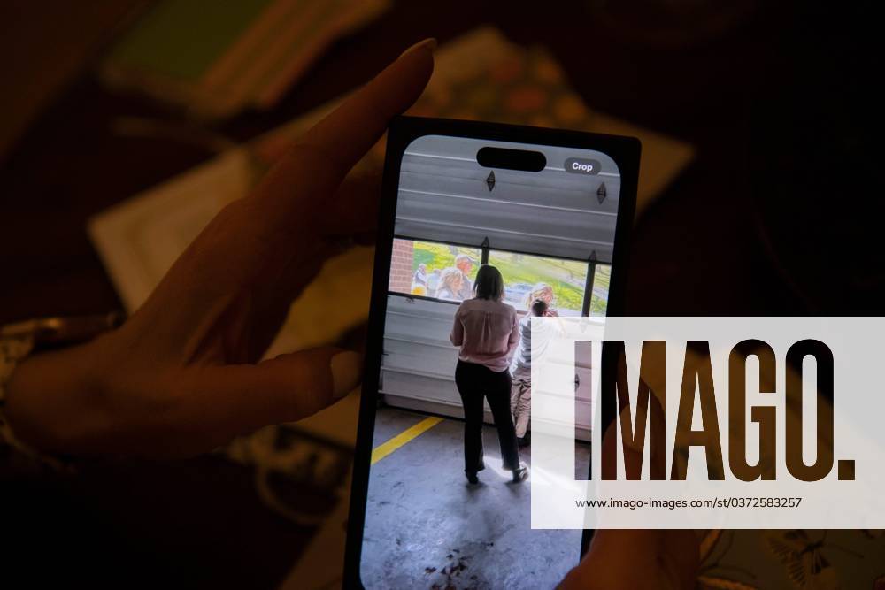 Syndication: The Tennessean Melissa Alexander looks at a photograph ...