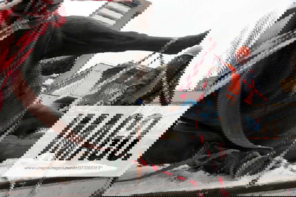 Soviet-Era Monument Dismantled - Kyiv Workers remove the monument to ...