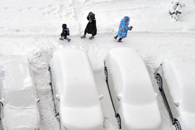 Heavy Snow Hit Yantai People are traveling in the snow in Yantai ...
