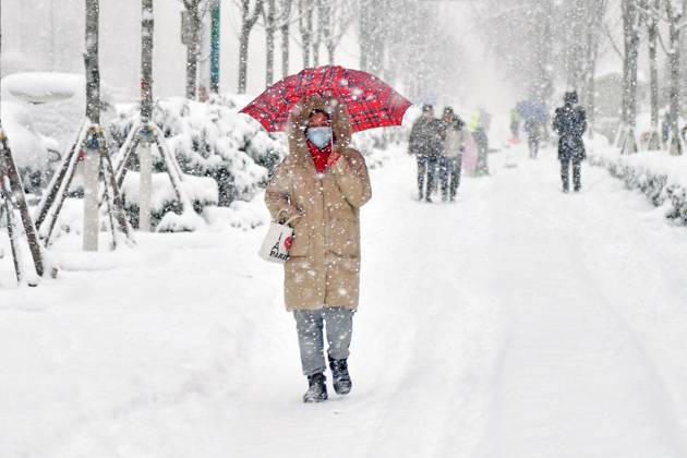 Heavy Snow Hit Yantai People are traveling in the snow in Yantai ...