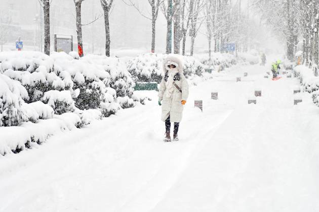 Heavy Snow Hit Yantai People are traveling in the snow in Yantai ...