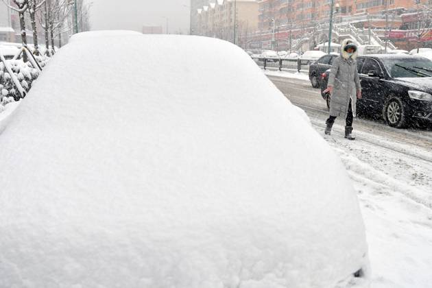 Heavy Snow Hit Yantai People are traveling in the snow in Yantai ...