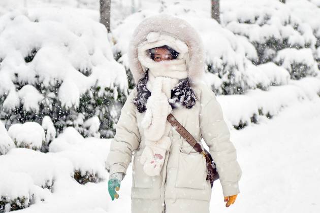 Heavy Snow Hit Yantai People are traveling in the snow in Yantai ...