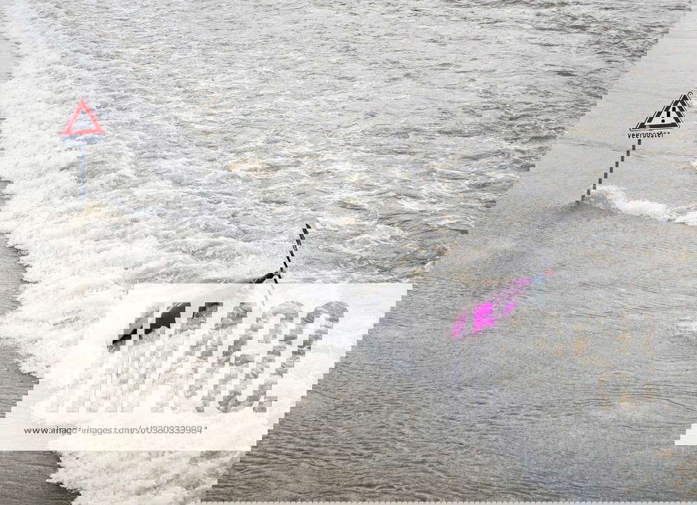 Niederlande, Kanufahrer in durch Hochwasser verursachter Welle der Waal ...