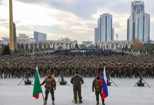 RUSSIA, GROZNY - : Servicemen are seen during a review of the Chechen ...