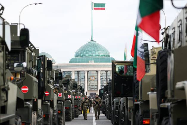 RUSSIA, GROZNY - : Servicemen are seen during a review of the Chechen ...