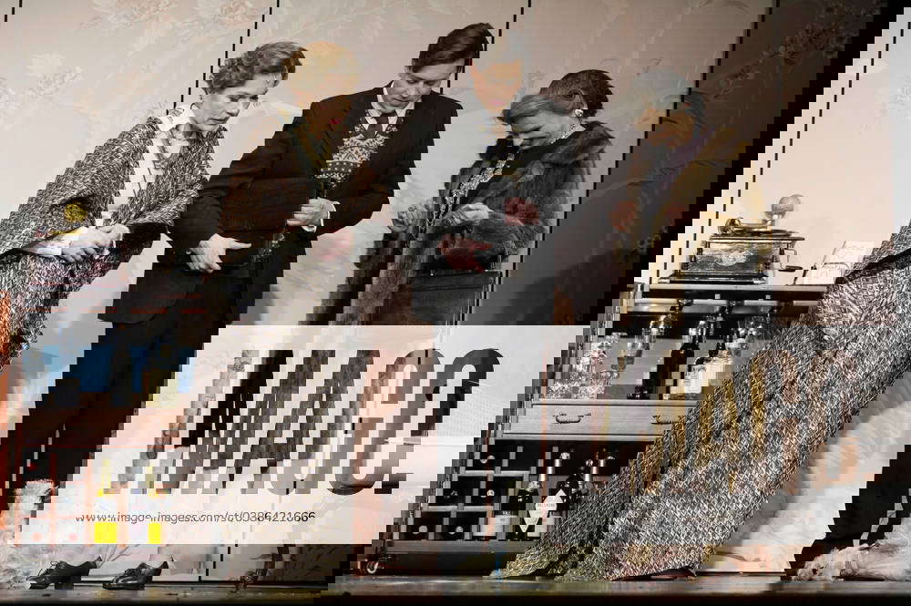 Antje Rietz, Christian Miebach and Sophie Göbel at the photo rehearsal of the play Knapp daneben