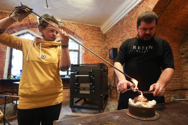 RUSSIA, KALININGRAD - : Glass blowers Yekaterina Rubtsova and Pavel ...
