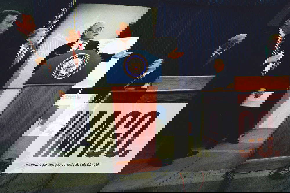 5 22 97 CAMPAIGN FINANCE INVESTIGATION--Sen. Carl Levin, D-Mich., at ...