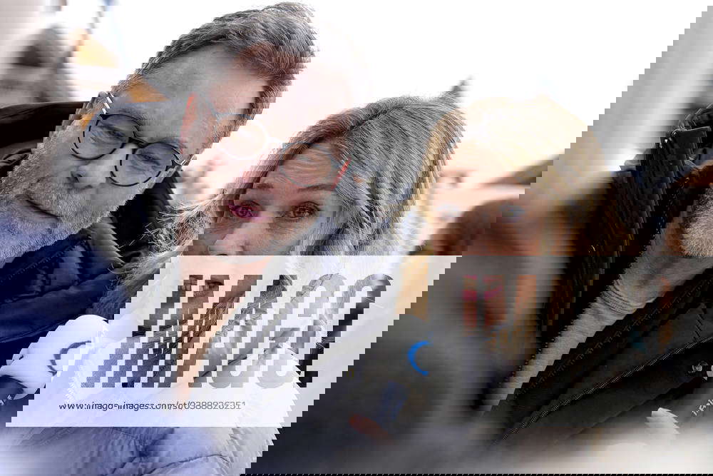 Guillaume de TonquÃ dec et Anne Marivin attend the Maison de retraite 2 ...