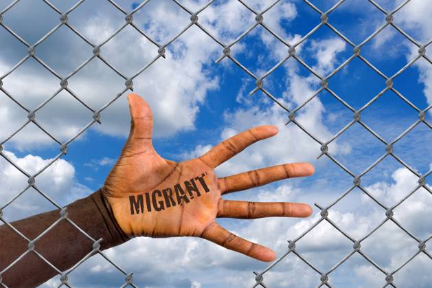 the Hand one Foreigners behind a Chain link fence, Hole, Loophole, Help ...