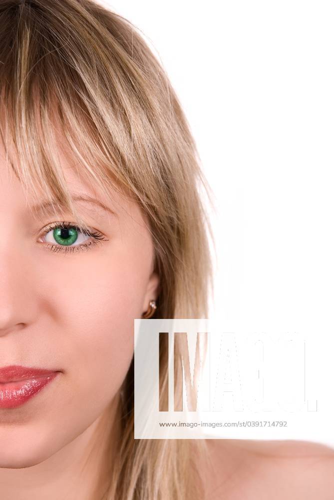 Porträt des einer Schönes Jung Frau mit Grün Auge halb Gesicht Porträt ...