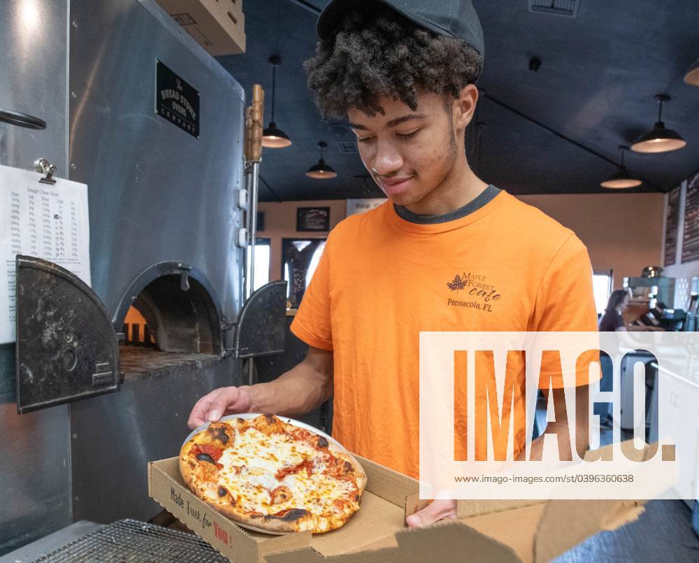 Syndication: News-Journal Javier Adams boxes a pizza at the Maple ...